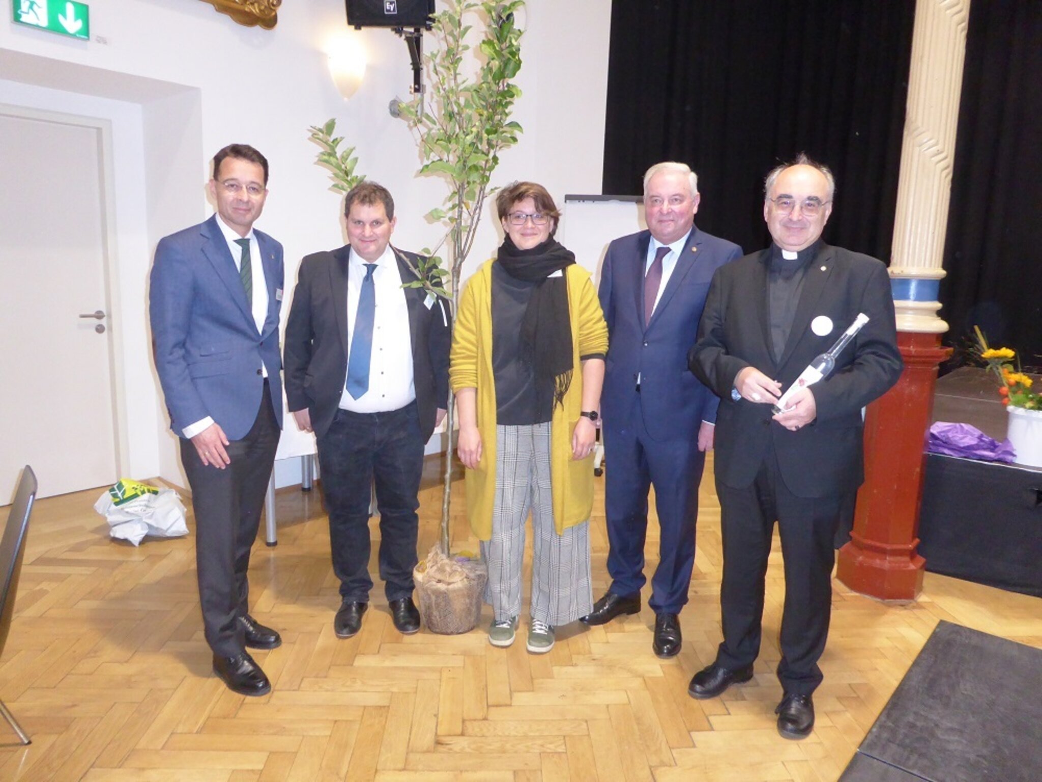 Ein Apfelbaum für gute Zusammenarbeit - Steiermark | SONNTAGSBLATT