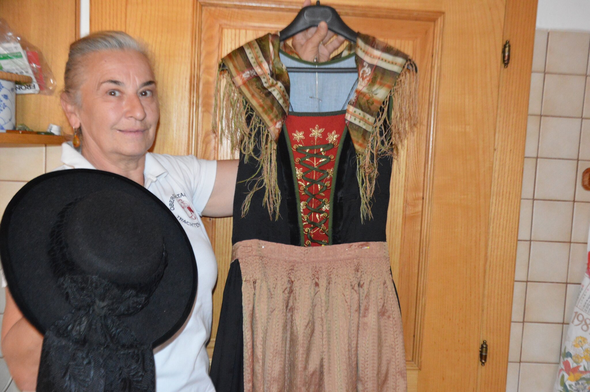 Helga Mörtel:Vertreterin für Brauch und Tradition: Der Trachtenhut ...